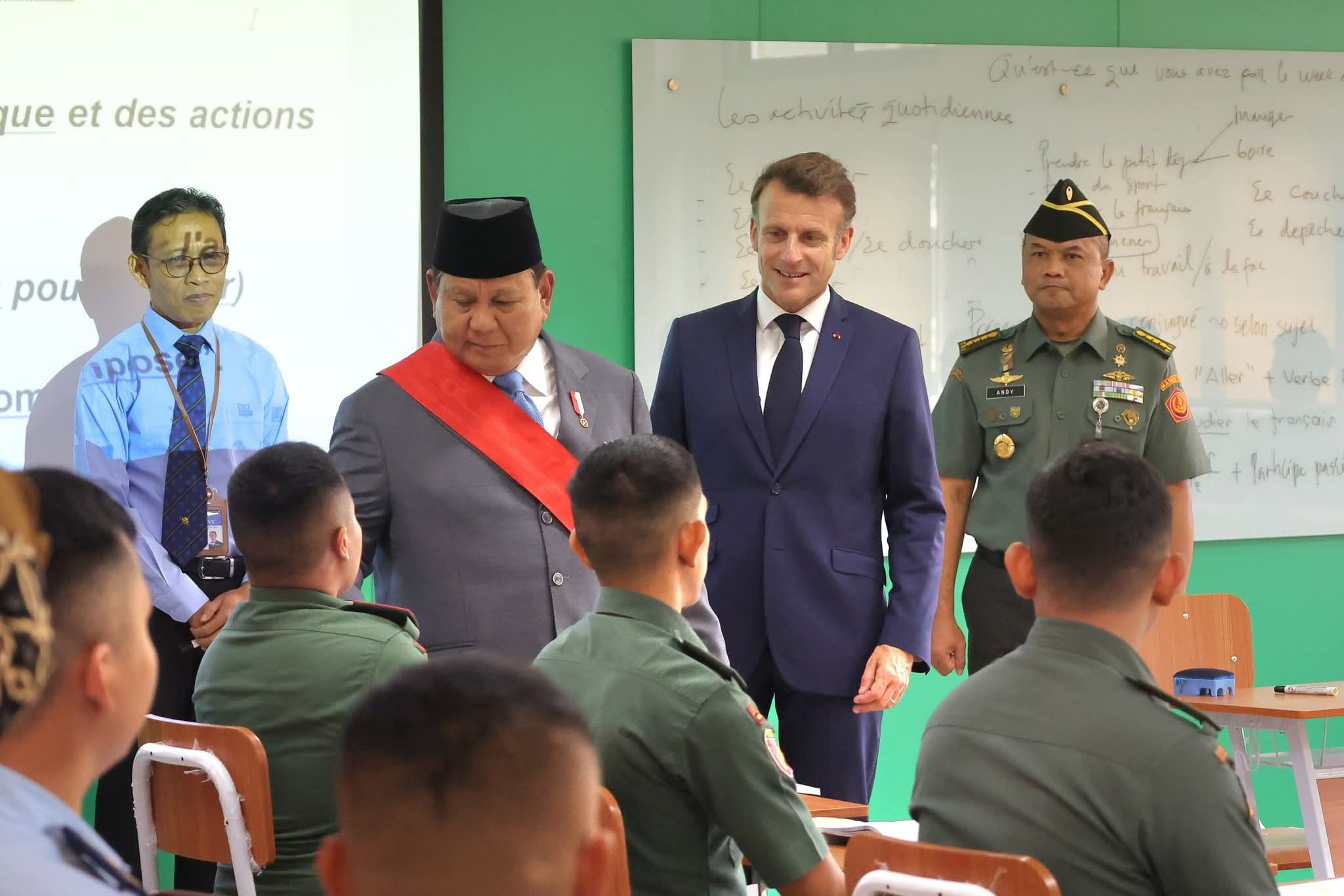 Penguatan Kerja Sama Pertahanan: Presiden Prabowo dan Presiden Macron Tinjau Laboratorium Bahasa ...